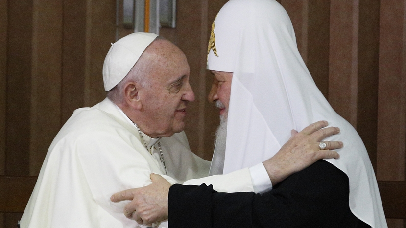 A brotherly embrace brings pope and Russian patriarch together ...