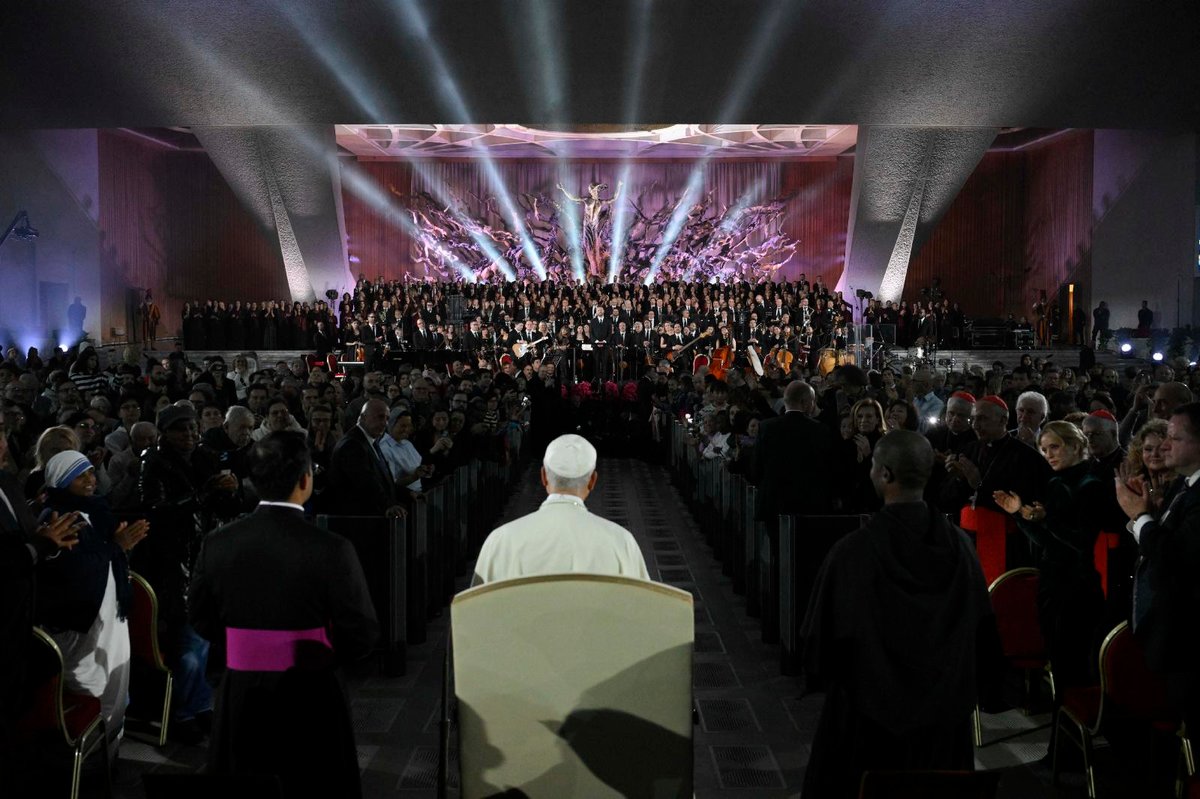Come all ye faithful: Christmas carols sing of God’s love, pope says ...